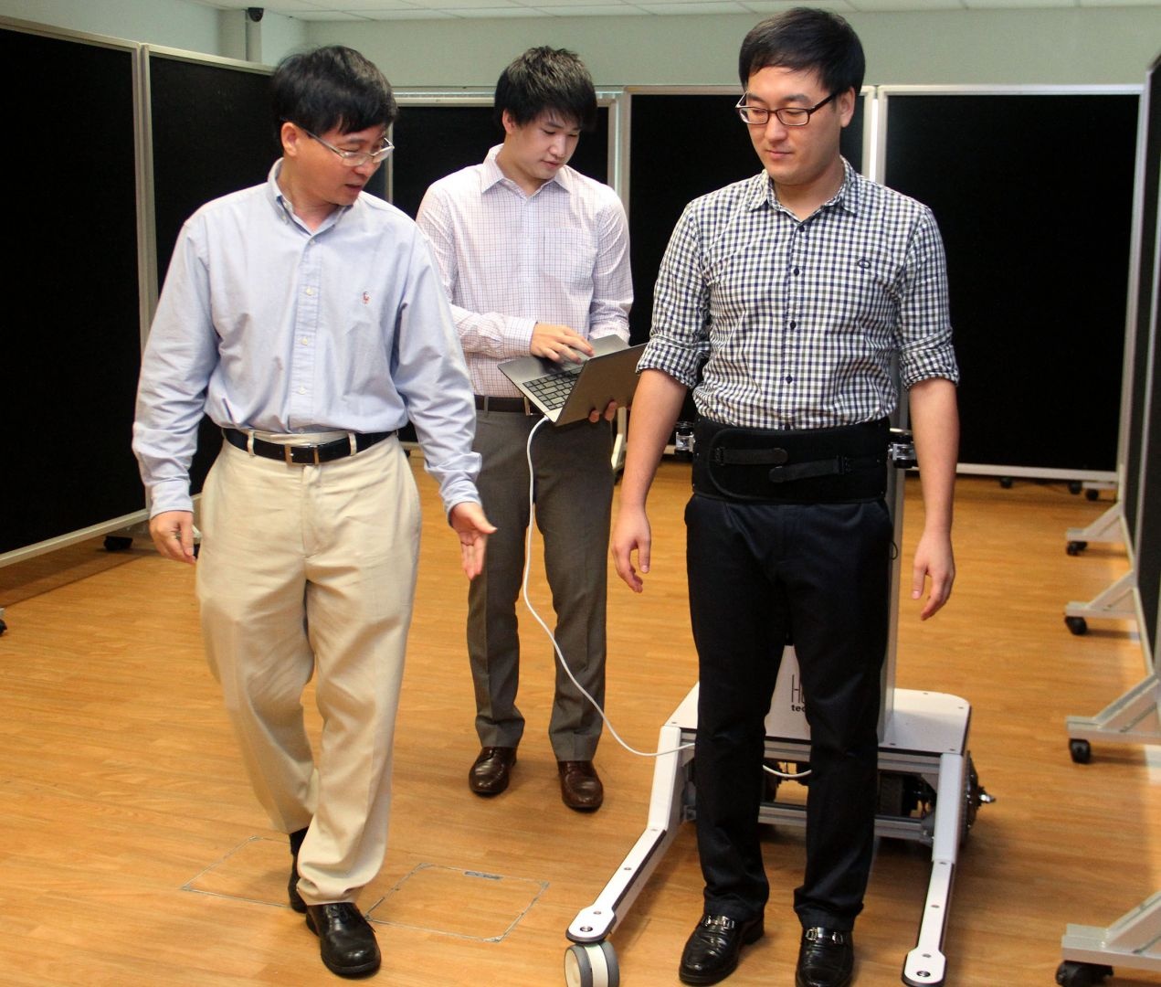 Robotic walker from NUS to help stroke patients move better ...