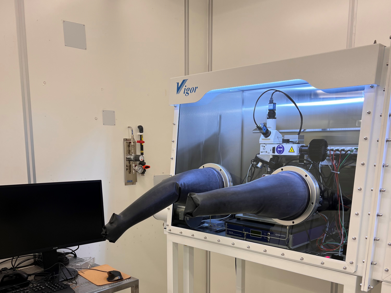 2D Material Transfer Station With Glove Box – E6NANOFAB